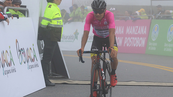 Brayan Hernández defiende la camiseta de líder novato en la Etapa Reina
