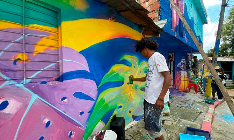 La comuna 20 fortalece el turismo coloreando la calle de la poesía