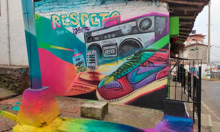 La comuna 20 fortalece el turismo coloreando la calle de la poesía
