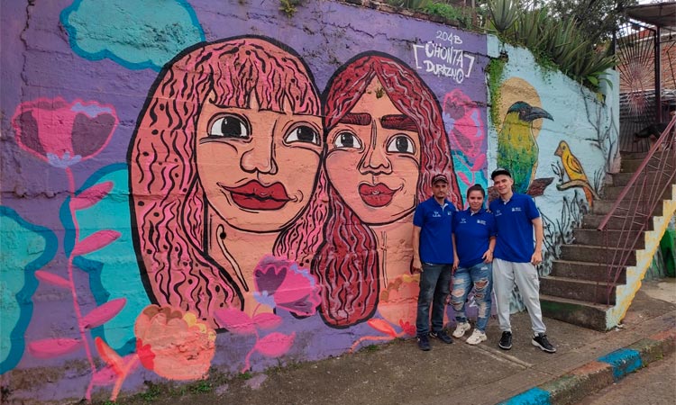 La comuna 20 fortalece el turismo coloreando la calle de la poesía