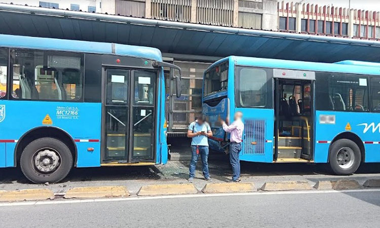 Fuerte accidente entre dos padrones del MIO en Cali